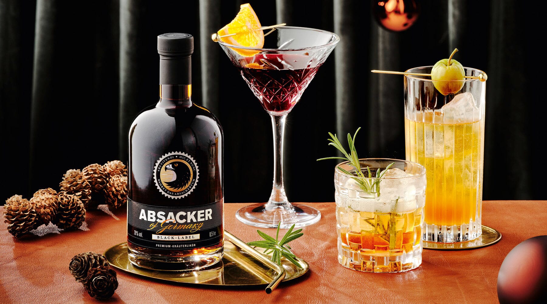 Kräuterfeuer – Cocktail mit Kräuterlikör, Apfel und Sekt